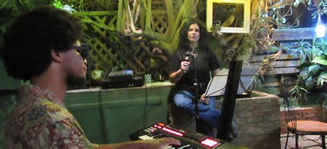 Ana Decker E Nina Wirtz Belas Vozes Que Resistem Aos Atentados Contra