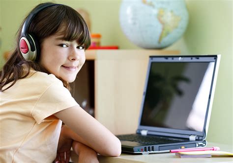 Девочка за компьютером фото и картинки Abrakadabra Fun