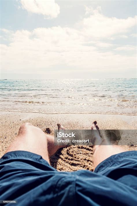 소규모 Vounder 해변 목가적인 화창한 날에 남쪽 콘월 일광욕 남자 Pov 개인적 시점에 대한 스톡 사진 및 기타 이미지 개인적 시점 관광 누워있기 Istock