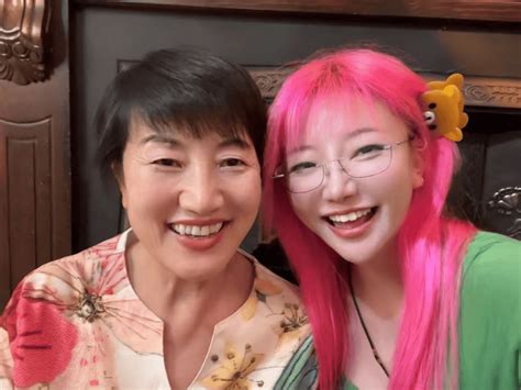 养出千万收入的电竞女选手，她让300万粉丝追着喊 妈妈”洪朝阳女儿游戏