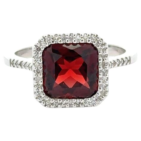 Very Fine Garnet Ring With Diamonds 390 Carats 18k White Gold For Sale