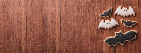 신선한 맛 있는 수 제 장식된 할로윈 쿠키 과자 어두운 나무 배경 할로윈 파티의 개념에 복사 공간 평면도 텍스트에 대 한 빈