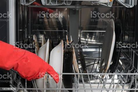 빨간 보호 장갑을 낀 손이 더러운 접시로 식기 세척기 그물을 밀어 넣습니다 가득 찬에 대한 스톡 사진 및 기타 이미지 가득 찬 가사 집안일 가정 주방 Istock