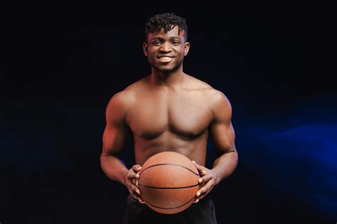 웃는 아프리카 계 미국인 남성 운동 선수 농구 선수를 가진 벌거 벗은 근육 몸통 들고 농구 남자에 대한 스톡 사진 및 기타 이미지 Istock