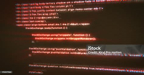 프로그래머가 프로그래밍 언어 빛나는 문자 및 숫자로 디지털 코드를 입력합니다 컴퓨터 프로그램을 노란색 배경으로 만들기 가상현실에 대한 스톡 사진 및 기타 이미지 Istock