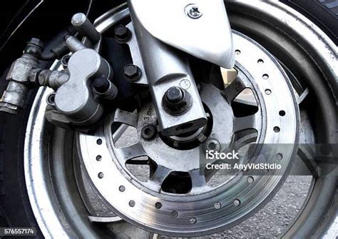 오토바이 착용 디스크 와 유압 브레이크 시스템의 캘리퍼 0명에 대한 스톡 사진 및 기타 이미지 0명 미등 바퀴 Istock