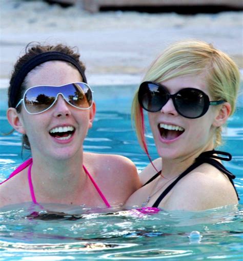 Avril Lavigne Has Lesbian Pool Sex Myconfinedspace
