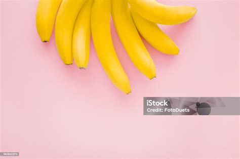 아름 다운 신선한 노랑 분홍색 배경에 바나나의 무리 들이다 건강 한 달콤한 여름 음식입니다 광고 또는 다른 아이디어로 과일 제공까지 비웃는 다 동기 부여 텍스트 견적 또는