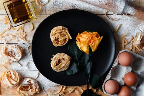 두 개의 생 파스타와 노란색의 정물화는 블랙 플레이트와 그 정교함을 위한 재료에 상승했습니다 건강한 생활방식에 대한 스톡 사진 및 기타 이미지 Istock