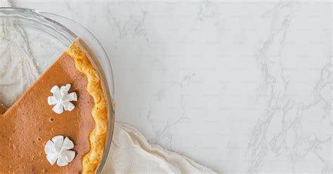 흰 접시에 호박 파이 한 조각 사진 Unsplash의 음식 이미지