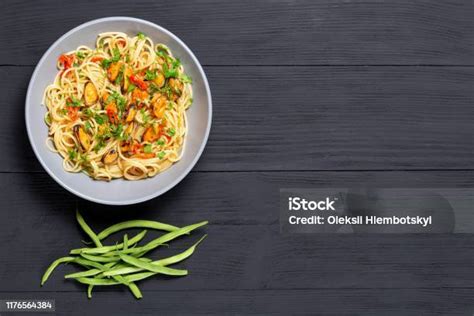 홍합 마리나라를 곁들인 파스타 스파게티 해산물 이탈리아 파스타의 전형적인 요리 상단 보기 텍스트 가 있는 검은색 배경에 공백을 복사할 수 있습니다 0명에 대한 스톡 사진 및