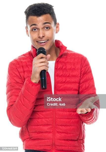아프리카계 미국인 민족 젊은 남성 공개 스피커 서 입고 재킷을 입고 마이크를 들고 20 24세에 대한 스톡 사진 및 기타 이미지 20 24세 20 29세 T 셔츠