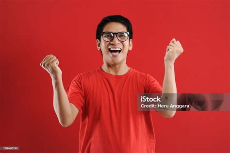 젊은 아시아 남자 행복 하 고 흥분 표현 승리 제스처 성공과 축하 남자에 대한 스톡 사진 및 기타 이미지 남자 빨간색 배경 인물 사진 Istock