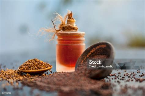 원시 유기 초본 향신료 겨자 씨앗 또는 Sarso 또는 Rai 또는 브라시카 Nigra 투명 유리 병에 추출 된 에센셜 오일과 나무 표면의 점토 그릇에 0명에 대한 스톡