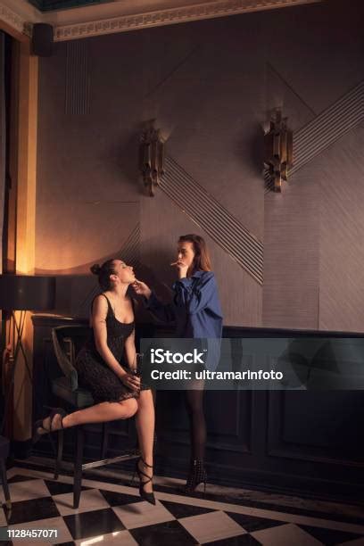 커플입니다 두 아름 다운 여성 흡연 쿠바 시가 음료 레드 와인 패션 초상화 젊은 여자 옷을 입고 우아하게 생활 고급 인테리어 25 29세에 대한 스톡 사진 및 기타 이미지