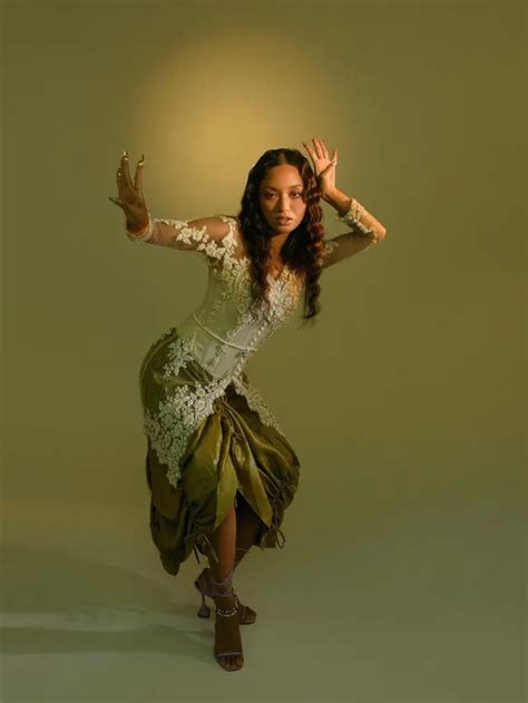 6 Potret Asmara Abigail Pakai Kebaya Ini Curi Perhatian Tampil Penuh