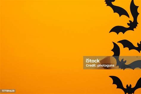 해피 할로윈 휴일 개념입니다 오렌지 배경에 할로윈 박쥐 복사 공간 할로윈 파티 인사말 카드 모형 플랫 레이 상단보기 오버 헤드 0명에 대한 스톡 사진 및 기타 이미지
