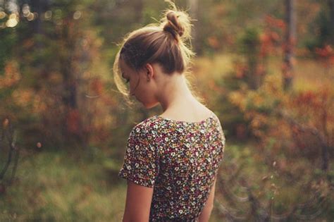 Фото Девушка стоит спиной