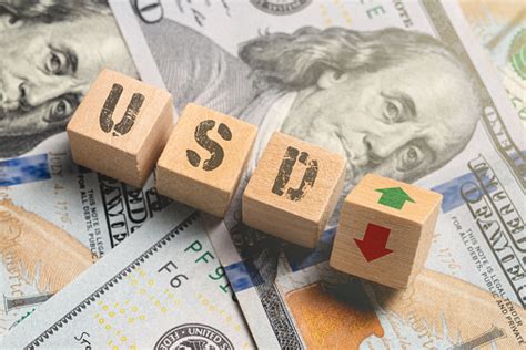 Usd와 100 Usd 이상의 상하 화살표가 있는 나무 큐브 Inflation Reduction Act에 대한 스톡 사진 및