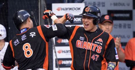 [포토] 3점포 전준우 강민호와 기쁨의 세리머니