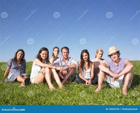 Groupe De Personnes S Asseyant Sur L Herbe Photo Stock Image Du