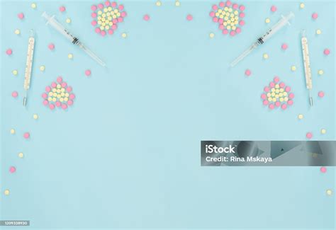 분홍색과 노란색 알약 온도계 밝은 파란색 배경에 주사기로 만든 마음 계절 성 질병 의학 개념 복사 공간 상단보기와 플랫 레이 스타일 0명에 대한 스톡 사진 및 기타 이미지