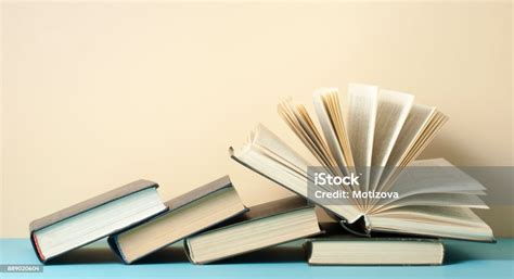 오픈도 서 나무 테이블에 대 한 Hardback 책입니다 교육 배경입니다 학교 돌아가기 텍스트에 대 한 공간을 복사 합니다 개체