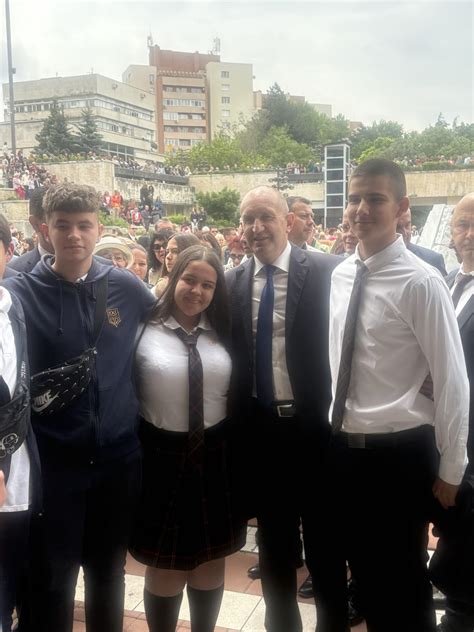 Хиляди жители и гости на Благоевград имаха възможността да се снимат с президента Румен Радев