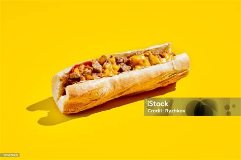 최소한의 스타일로 치켄 치즈 스테이크 그림자와 노란색 배경에 미국 패스트 푸드 필라델피아 스테이크 샌드위치 트렌디 한 개념 색 배경의 정크 푸드 치즈에 대한 스톡 사진 및