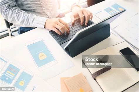 Desainer Grafis Ux Menggunakan Proses Aplikasi Perencanaan Kreatif Tablet Dan Pengembangan