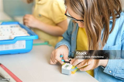 프로그래밍 작업 초등학교에서 로봇 공학 학습 어린이 학생들은 로봇의 조립 발사 코딩 생성자는 태블릿의 지침에 따라 구성됩니다 Stem 교육 과학 공학 수업 2명에 대한 스톡