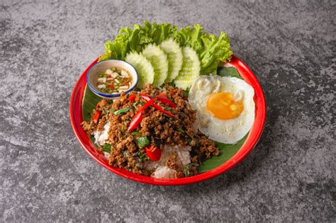 볶음 돼지고기 바질 계란 후라이를 얹은 밥 볶음 교반 바질 거리에 대한 스톡 사진 및 기타 이미지 거리 건강한 생활방식