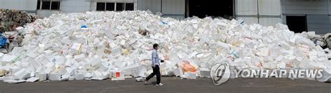 코로나 장기화로 쓰레기 대란 연합뉴스