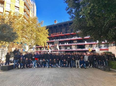 Super Hincha Los Ultras Yomus Del Valencia Intentan Atacar A Una Peña Del Rayo Vallecano