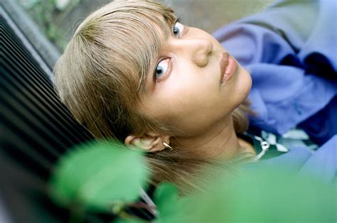 「白人や黒人のほかにも外国人はいる」。青目・金髪のバングラデシュ出身のモデルが二項対立の世界に提示する第三の選択肢 Neut Magazine
