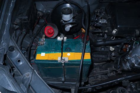 상태를 확인하기 위해 오픈 후드 자동차 라디에이터 냉각 패널 엔진 아큐 워터 및 전자 시스템을 철저히 점검하여 엔진을 수리하여 사용할 수 있도록하십시오 0명에 대한 스톡