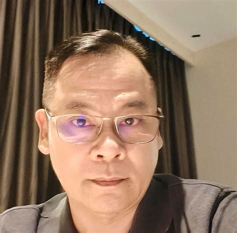 人妻丁丁 開車路過桌球館… 我：老公，你以前有去過桌球館嗎？ 😲 老爺：有啊，怎麼了？😌 我：我很久之前有去過一次，感覺好可怕 😅 老爺：為什麼？😌 我：那時候裡面都煙霧瀰漫的，而且裡面