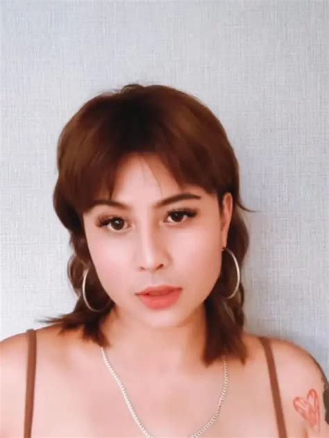 Bertato Dan Gaya Rambut Mullet Gaya Edgy Awkarin Sukses Curi Perhatian