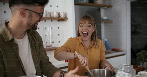 집에서 요리하는 젊은 부부 부엌에서 즐기는 행복한 커플 사진 Unsplash의 세네갈 이미지