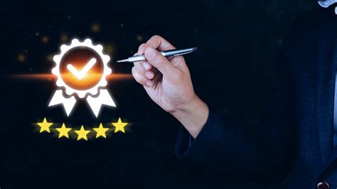 최고의 서비스 품질 보증 5 성급 보증 최고의 제품 표준 Iso 인증 및 표준화 개념의 상징을 만지는 사업가 손 개념과 주제에