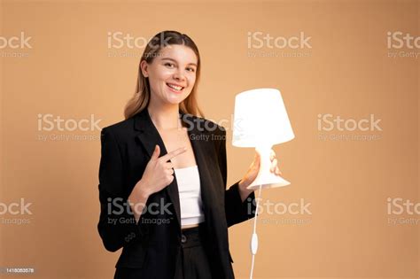창의력과 혁신은 성공의 열쇠입니다 라이트 램프와 새로운 아이디어와 혁신의 개념 손에 램프를 들고 아름다운 미소 백인 여성은 고립 된 미소 25 29세에 대한 스톡 사진 및