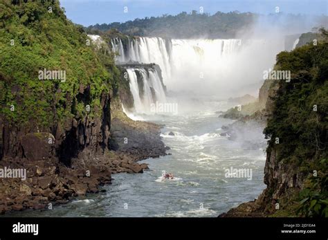 Iguacu Waterfalls Detail View The Largest Waterfalls On Earth Foz Do