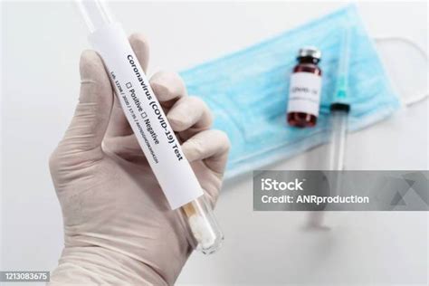 Doctoru2019s 손 코로나 바이러스에 감염 된 인간의 생물학적 물질 또는 Dna와 테스트 튜브를 들고 소프트 포커스에서 백신 및 주사기 흰색 배경 격리 클로즈업 0