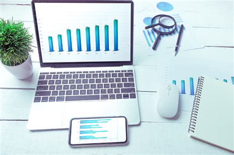 그래프와 차트 요소 노트북 컴퓨터 화면에 지난 1 년 동안에서 회사의 화면 통계 성능 전화 세일에 대한 스톡 사진 및 기타 이미지 Istock