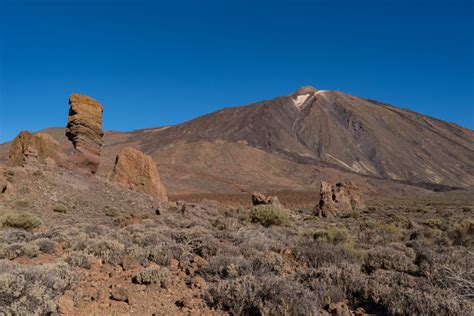 일출 테이데 국립 공원 테네리페 카나리아 제도 스페인을 배경으로 유명한 피코 델 테이데 산악 화산 정상과 로케스 드 가르시아 독특한 암석 의 보기 경관에 대한 스톡 사진 및