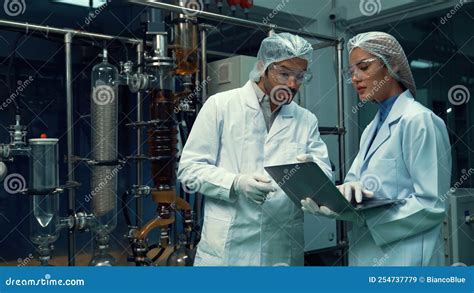 Deux Scientifiques En Uniforme Professionnel Travaillant En Laboratoire Image Stock Image Du