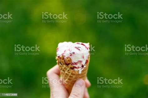 손은 자연 배경의 배경에 육즙 식욕을 돋 우는 아이스크림을 보유 하 고 있습니다 밝은 화창한 날 소프트 포커스 아이스크림 클로즈업 갈색 머리에 대한 스톡 사진 및 기타