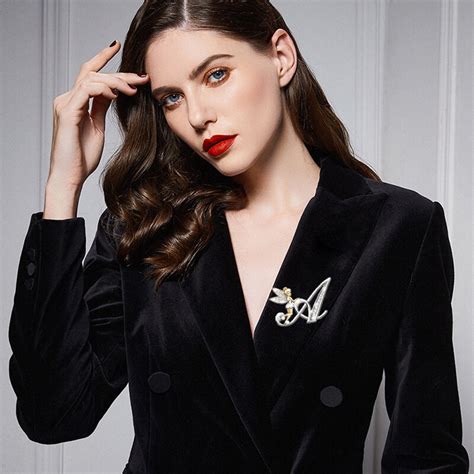 Buy 4 Get 4 เข็มกลัดโลหะรูปตัวอักษรภาษาอังกฤษคริสตัลแบบใหม่ของผู้หญิง เข็มกลัดติดปกเสื้อรูป