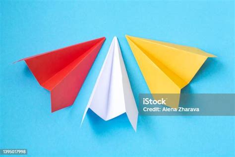 파란색 배경에 여러 가지 색상의 종이 평면 리더십 팀워크 및 용기의 개념 개념에 대한 스톡 사진 및 기타 이미지 개념 개성 개념 개체 그룹 Istock