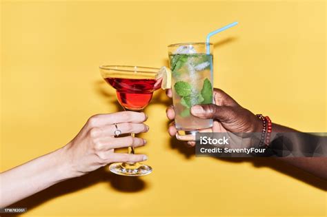 노란색에 칵테일을 부딪히는 다민족 커플의 최소 클로즈업 칵테일에 대한 스톡 사진 및 기타 이미지 칵테일 축배 마시기 Istock